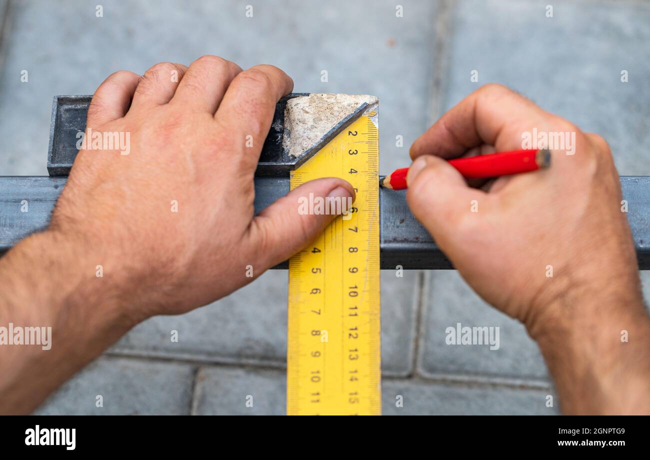 man measures metal with a ruler for cutting, hands close-up Stock Photo ...