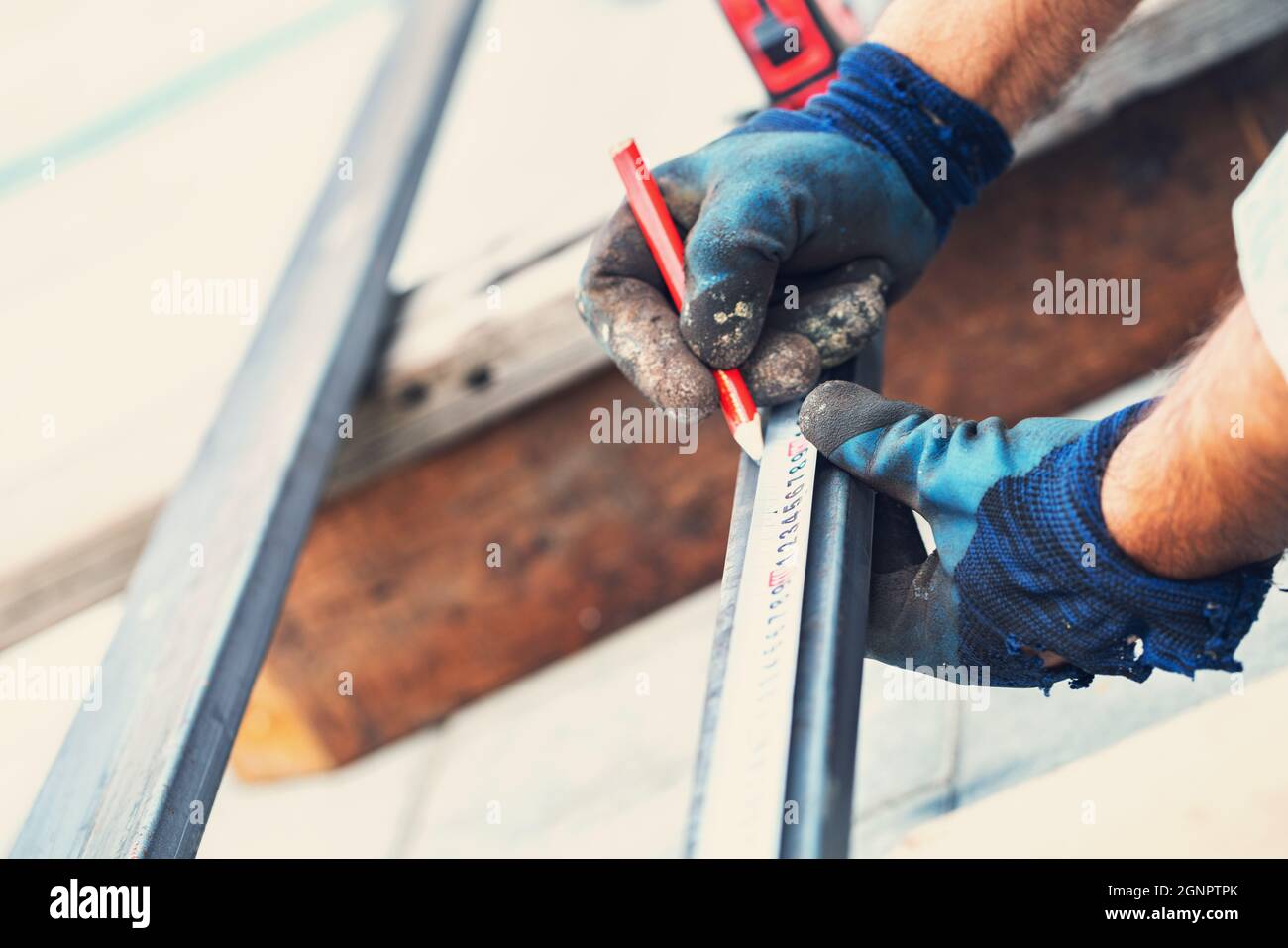 man measures metal with a ruler for cutting, hands close-up Stock Photo ...