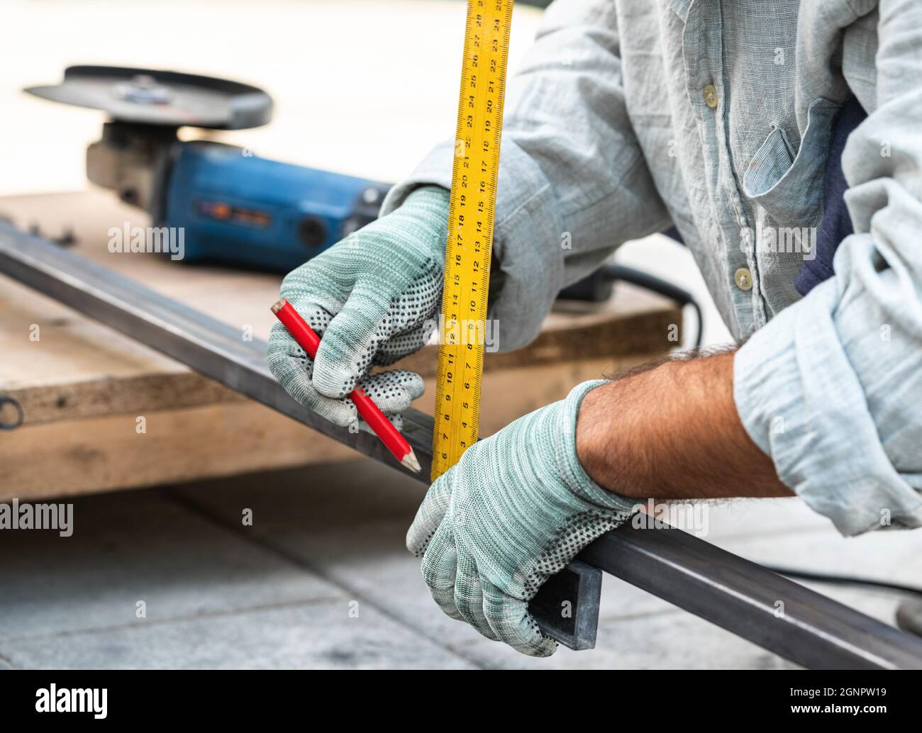 man measures metal with a ruler for cutting, hands close-up Stock Photo ...