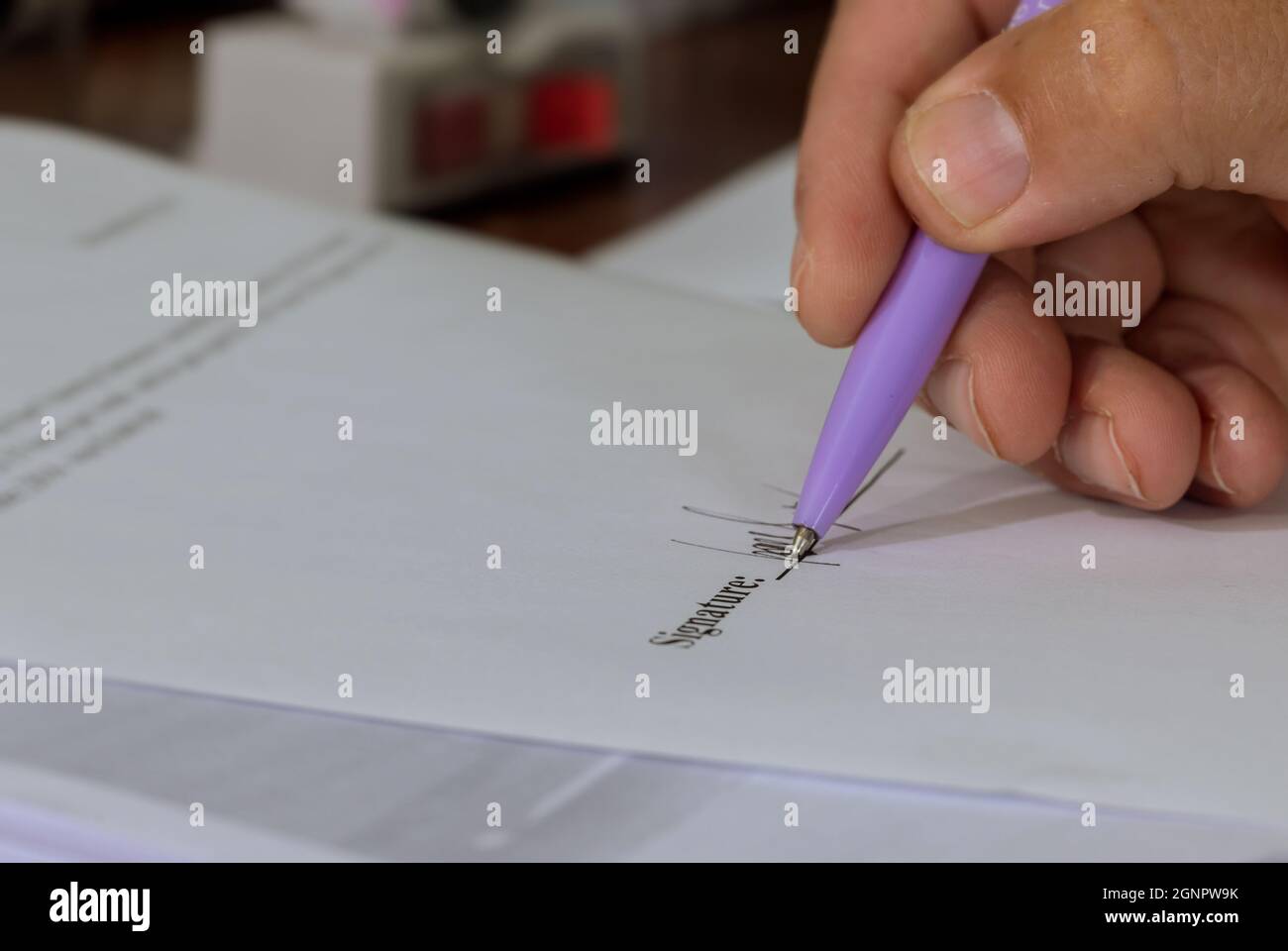 Signing the documents hi-res stock photography and images - Alamy
