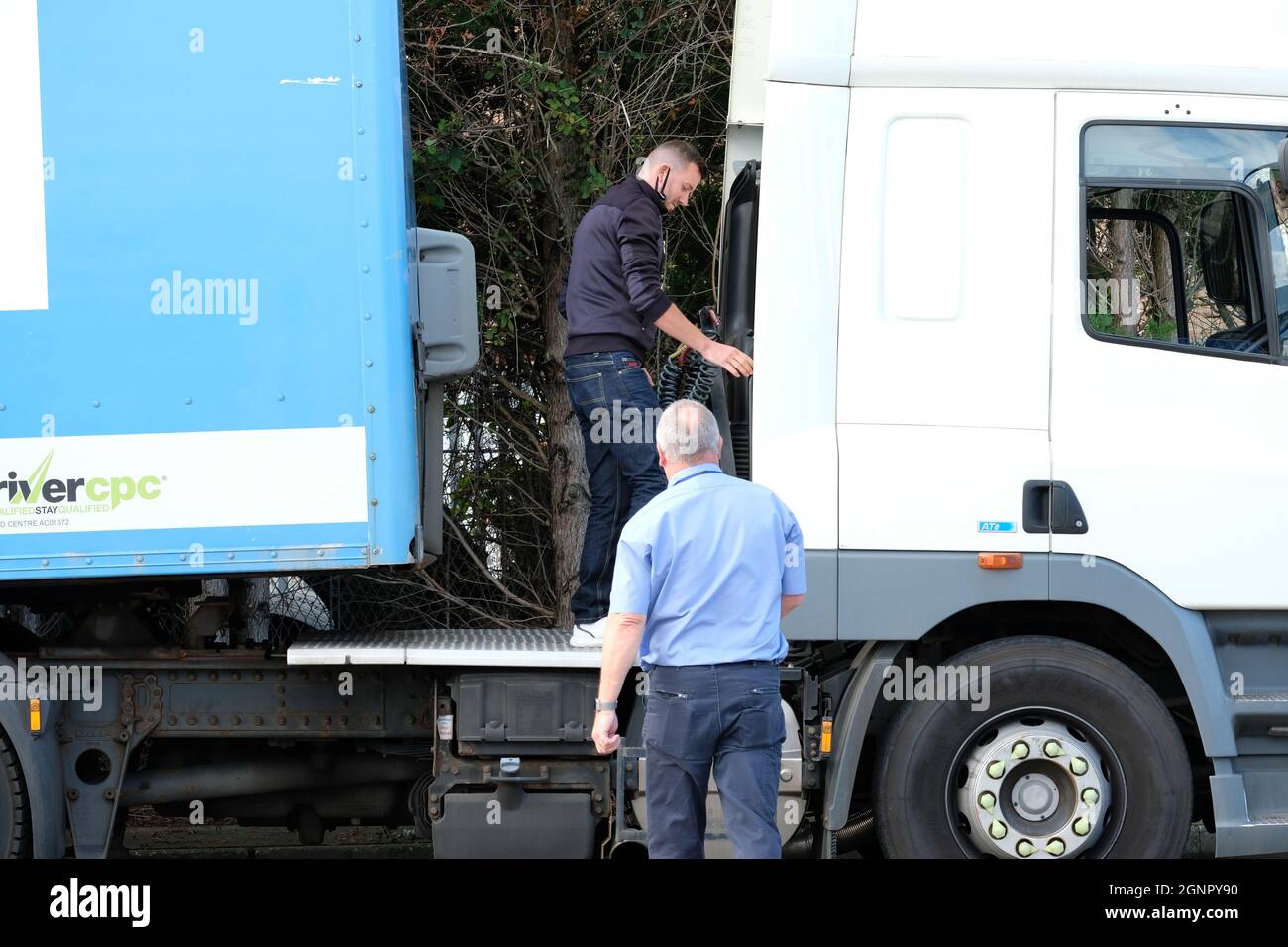 Hgv vehicle checking hi-res stock photography and images - Alamy