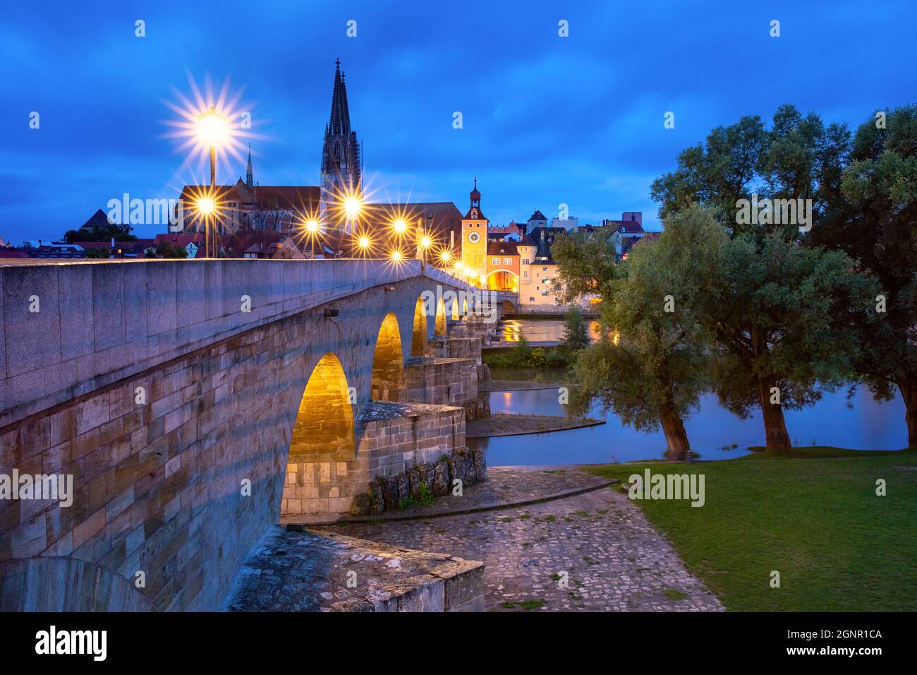 Stone bridge and cathedral hi-res stock photography and images - Alamy