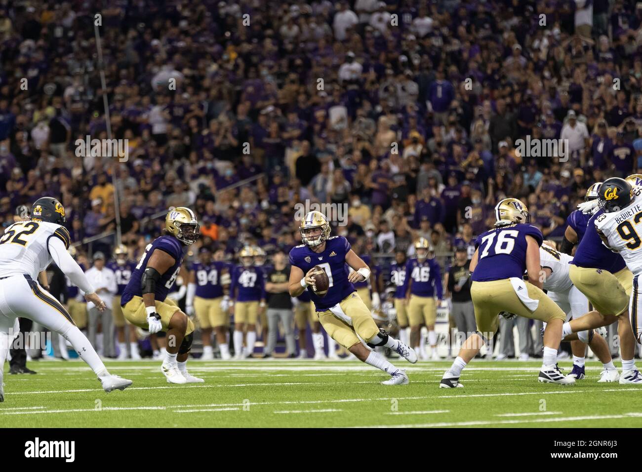 Washington Huskies quarterback Dylan Morris (9) scrambles out of the ...