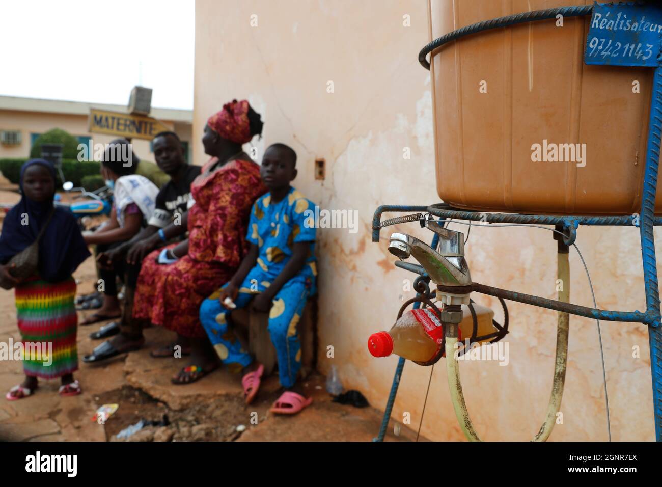 Rural hospital africa hi-res stock photography and images - Alamy