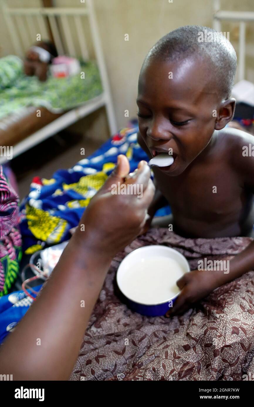 African hospital. Paediatric unit. Meal. Benin Stock Photo - Alamy