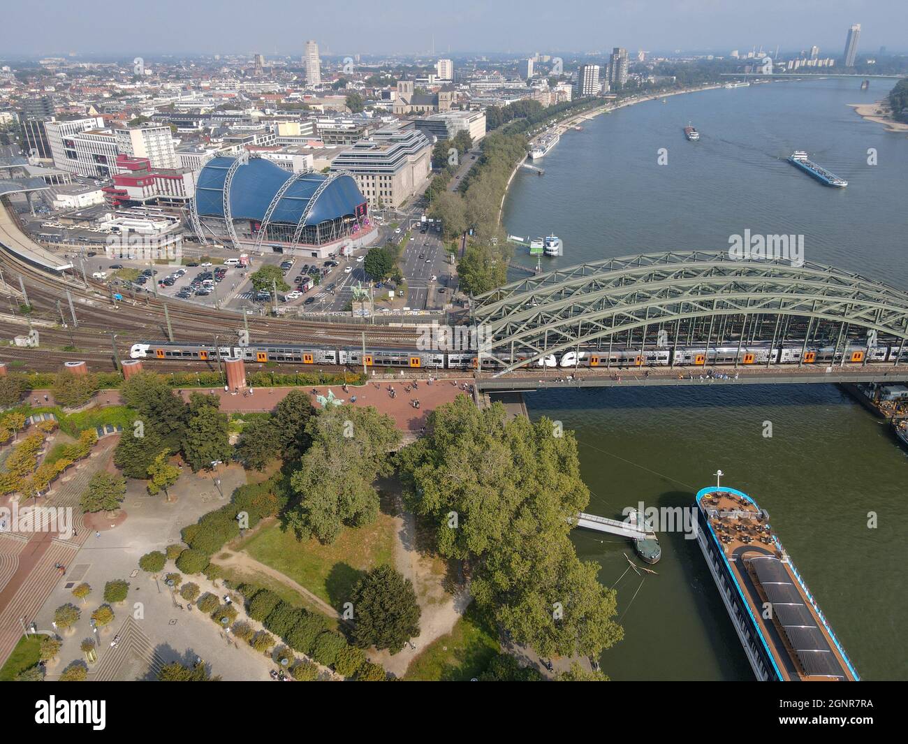 Koln dom station hi-res stock photography and images - Alamy