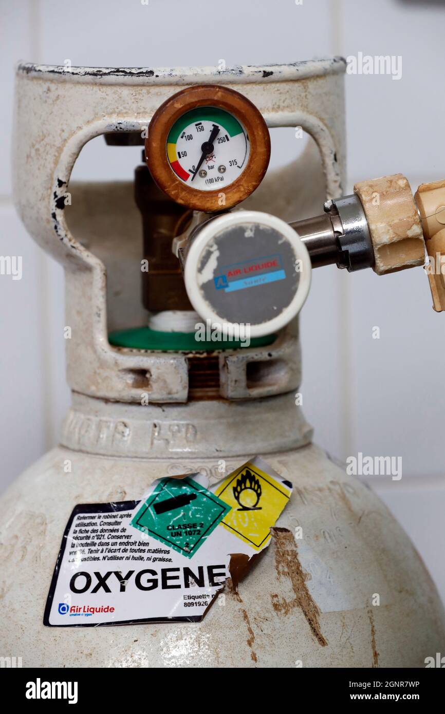 African hospital. Operating room. Oxygen tank. Benin Stock Photo - Alamy