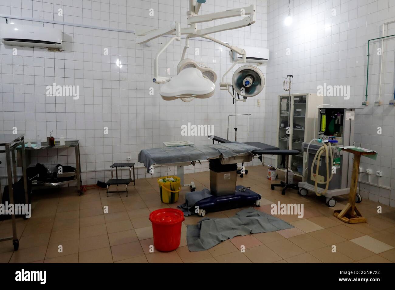 Hospital operating room hi-res stock photography and images - Alamy