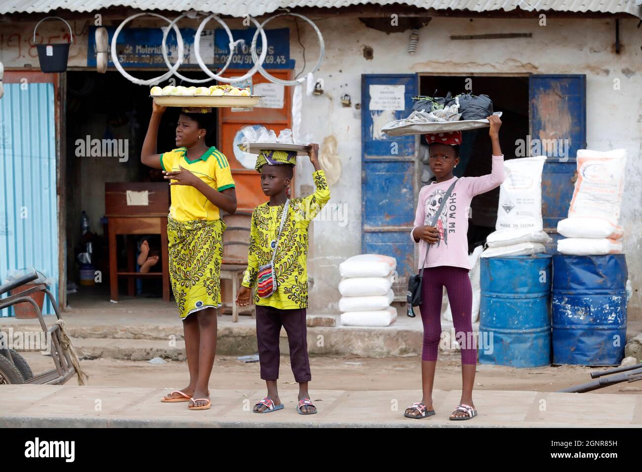 Children selling hi-res stock photography and images - Alamy