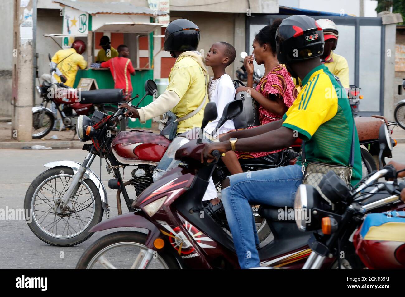 Benin west africa cotonou people hi-res stock photography and images ...