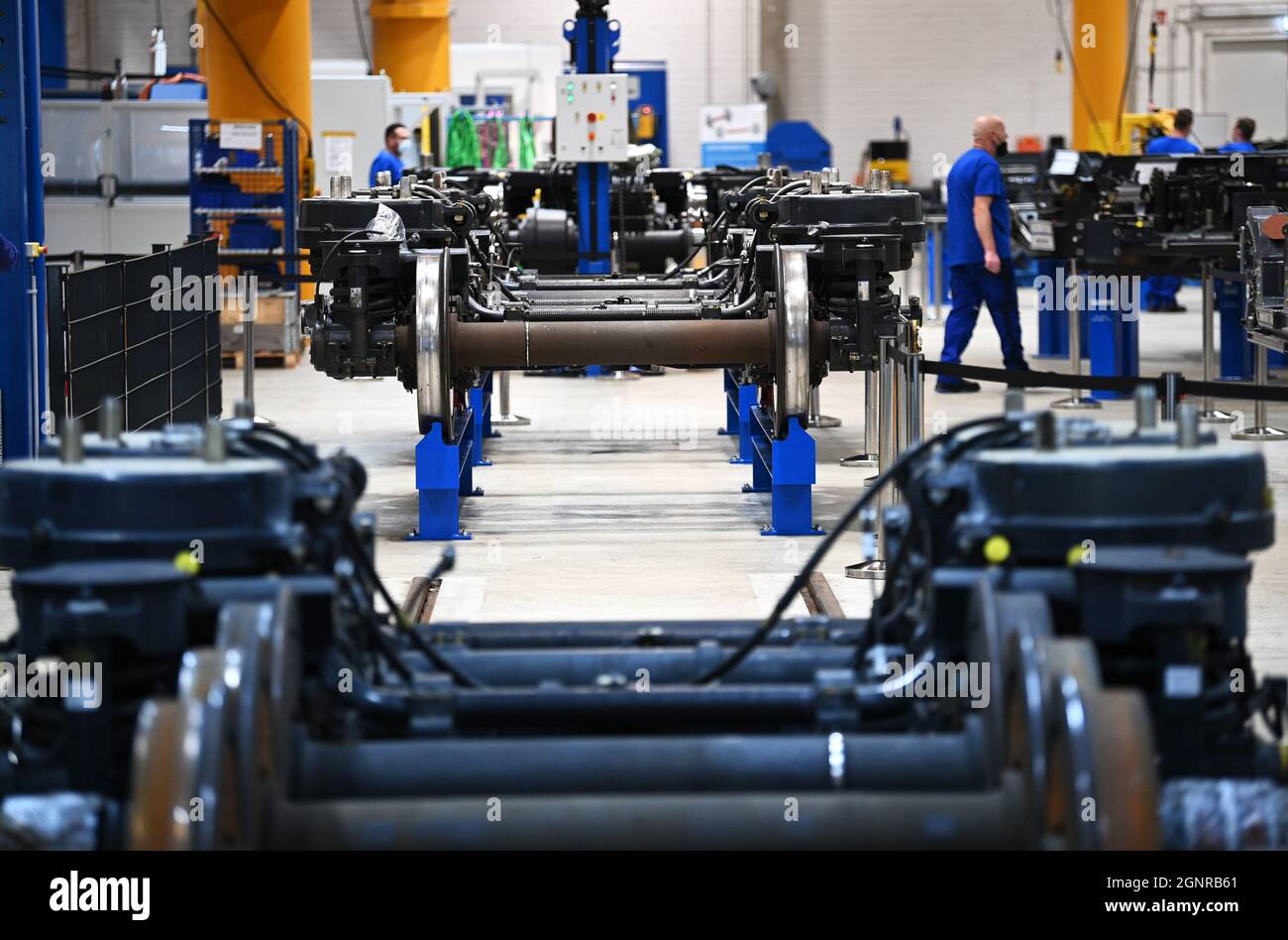 27 September 2021, Brandenburg, Schönwalde-Glien: Workers work on ...