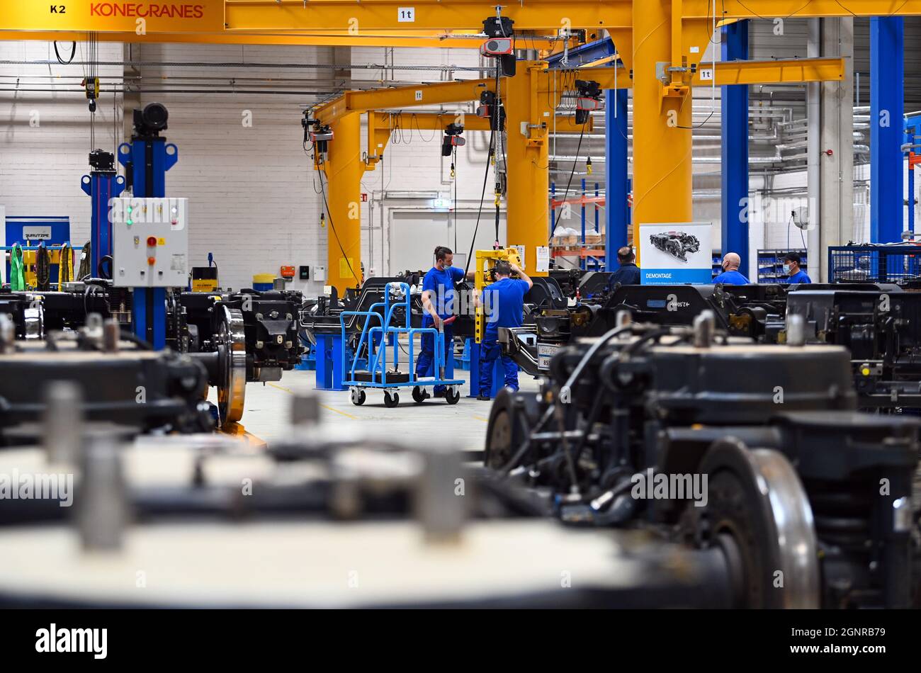 27 September 2021, Brandenburg, Schönwalde-Glien: Workers work on ...