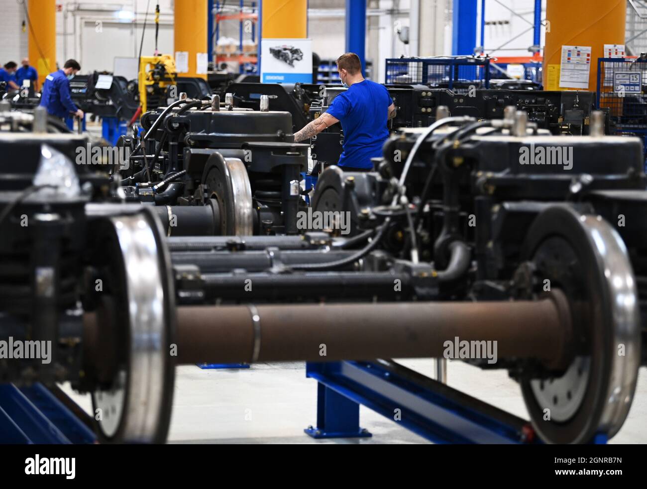 27 September 2021, Brandenburg, Schönwalde-Glien: Workers work on ...