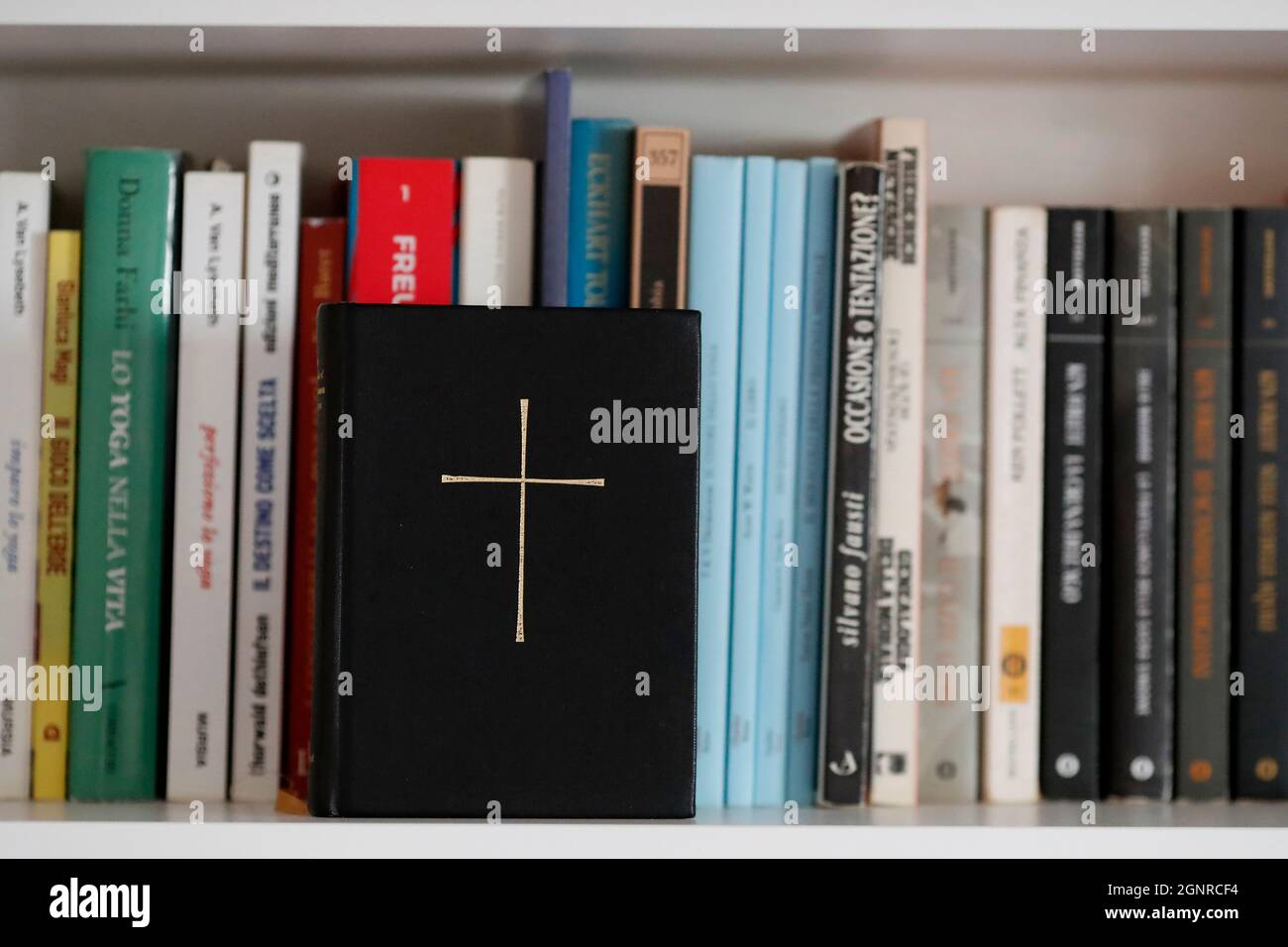 Christian bible on a book shelf Stock Photo - Alamy