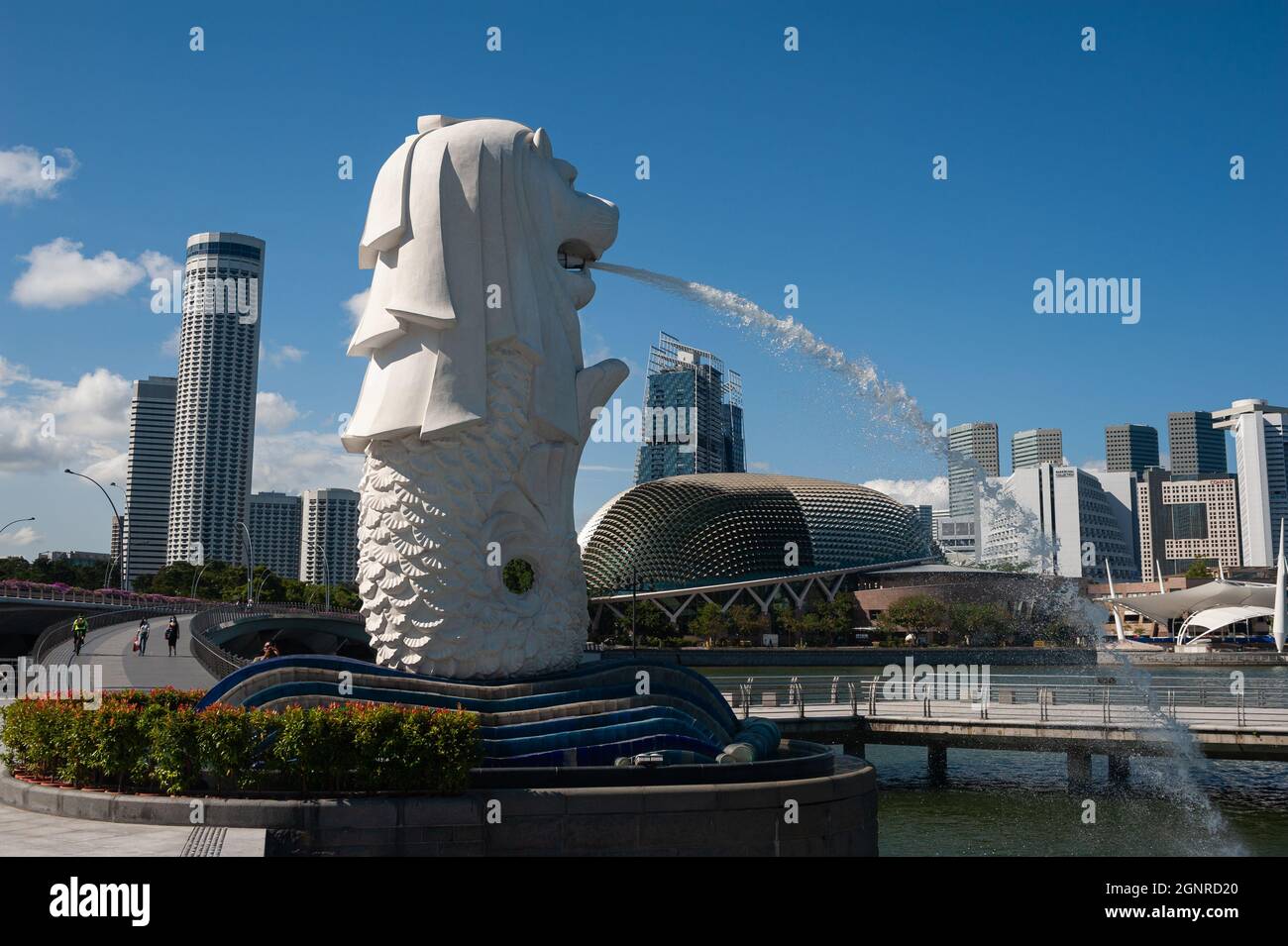 23.09.2021, Singapore, Republic of Singapore, Asia - Water fountain ...