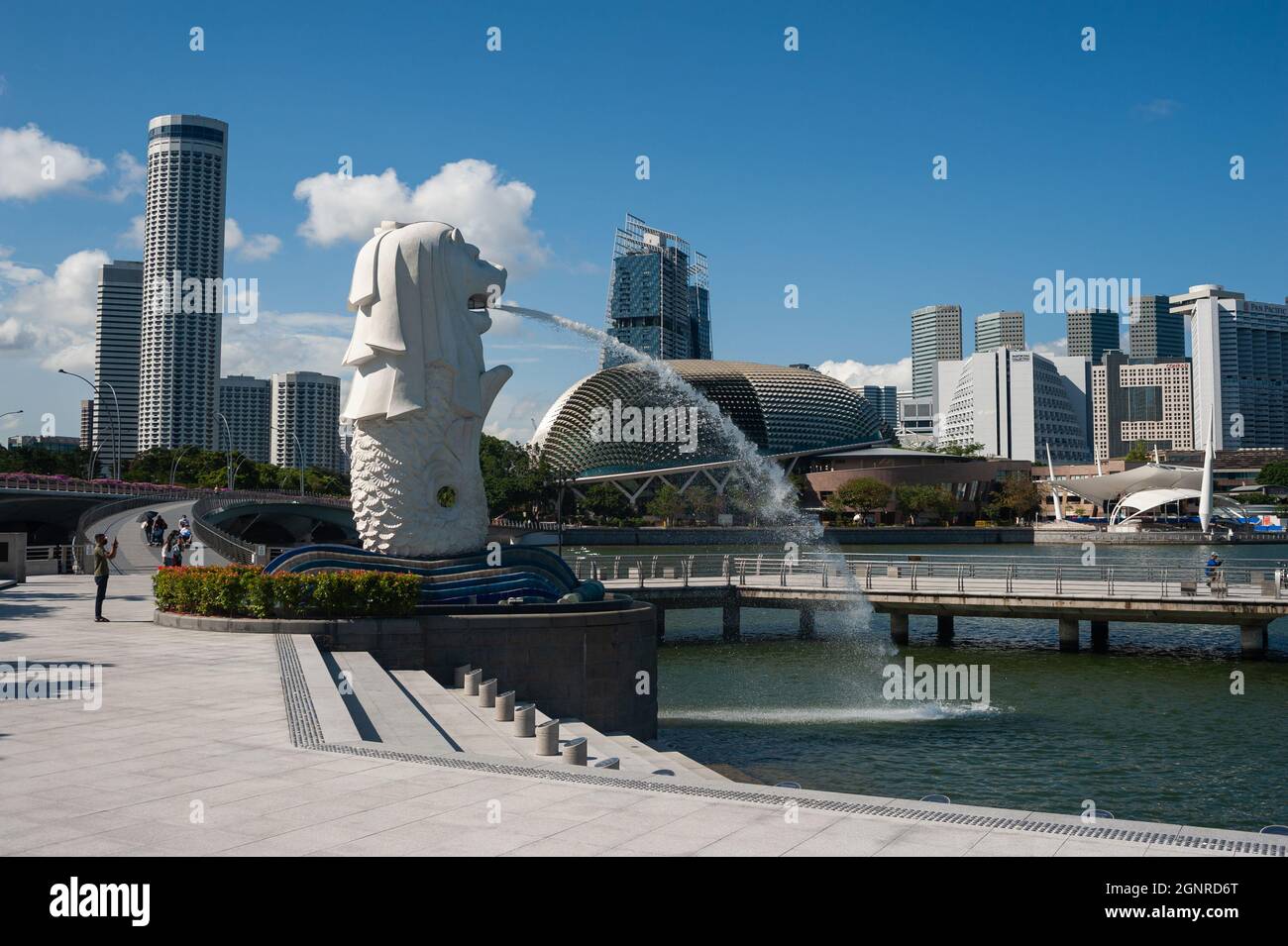 23.09.2021, Singapore, Republic of Singapore, Asia - Water fountain ...