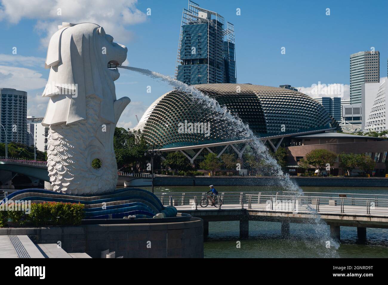Famous merlion statue along hi-res stock photography and images - Alamy
