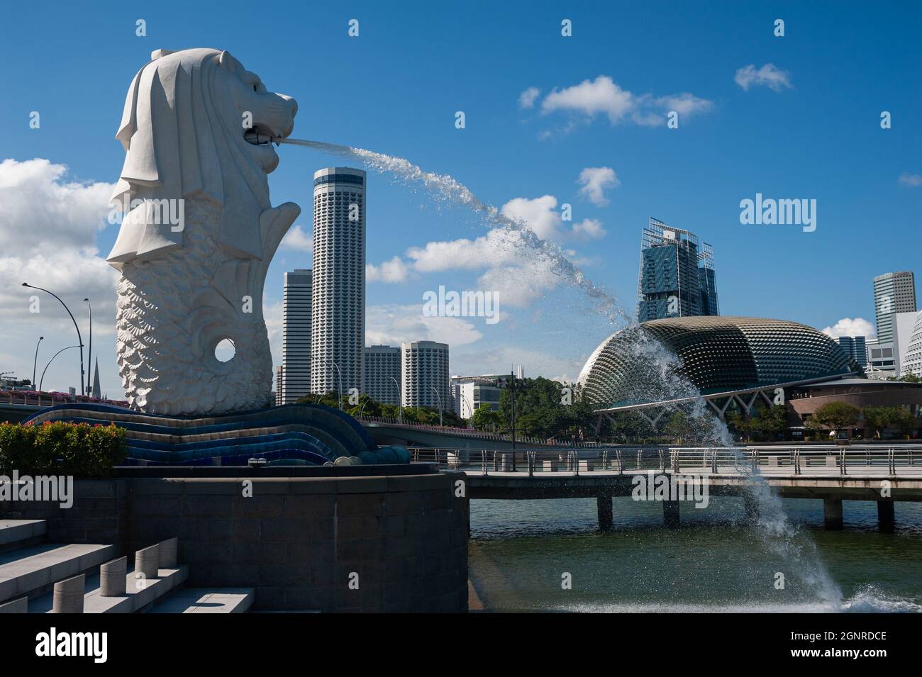 23.09.2021, Singapore, Republic of Singapore, Asia - Water fountain ...