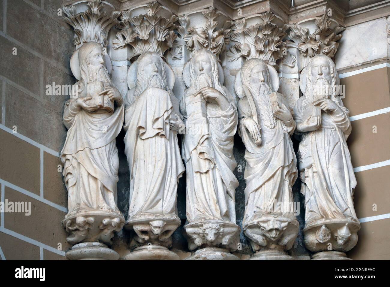 Apostle sculptures in the main gateway of the Cathedral of Evora ...