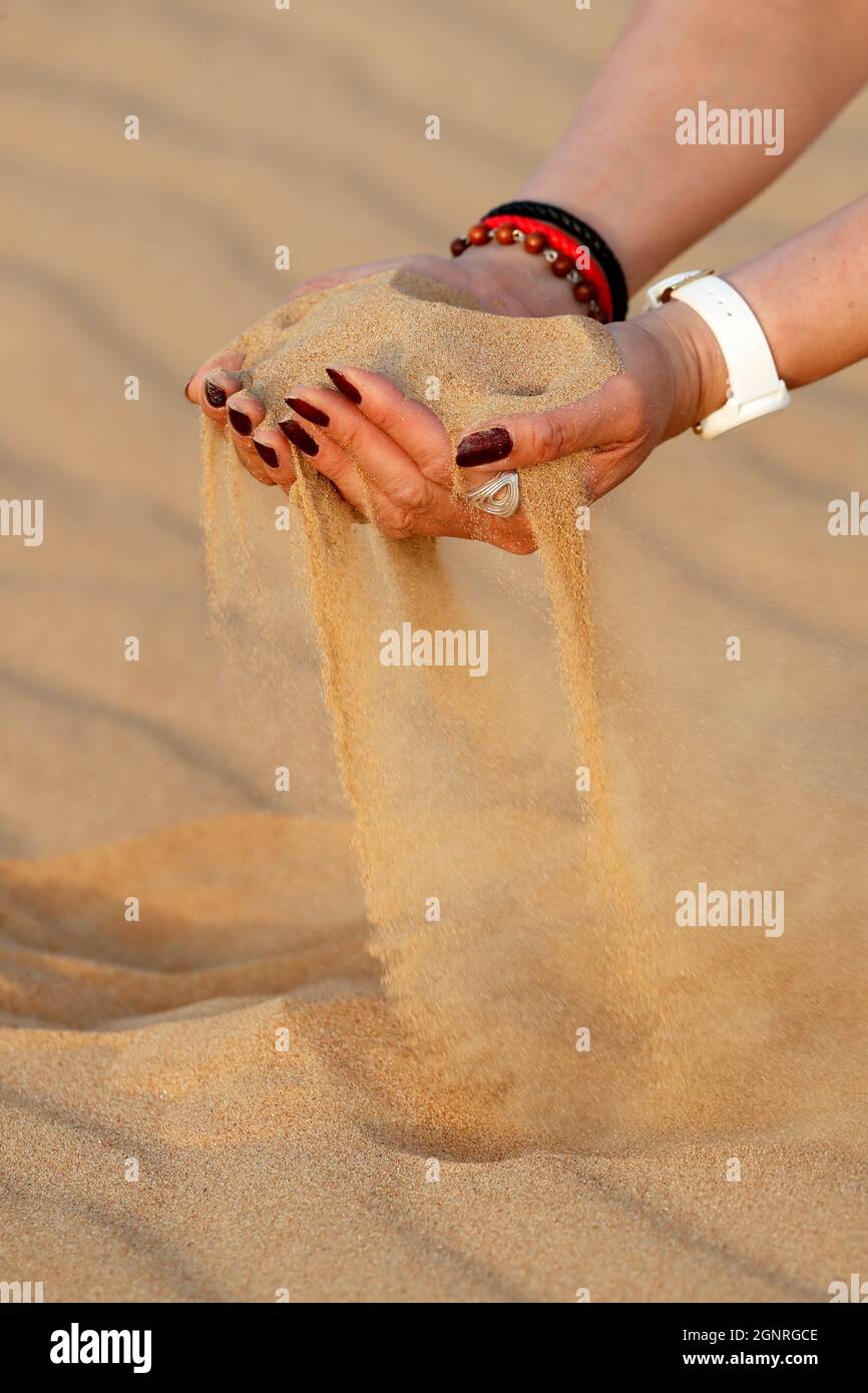 Hands holding sand hi-res stock photography and images - Alamy