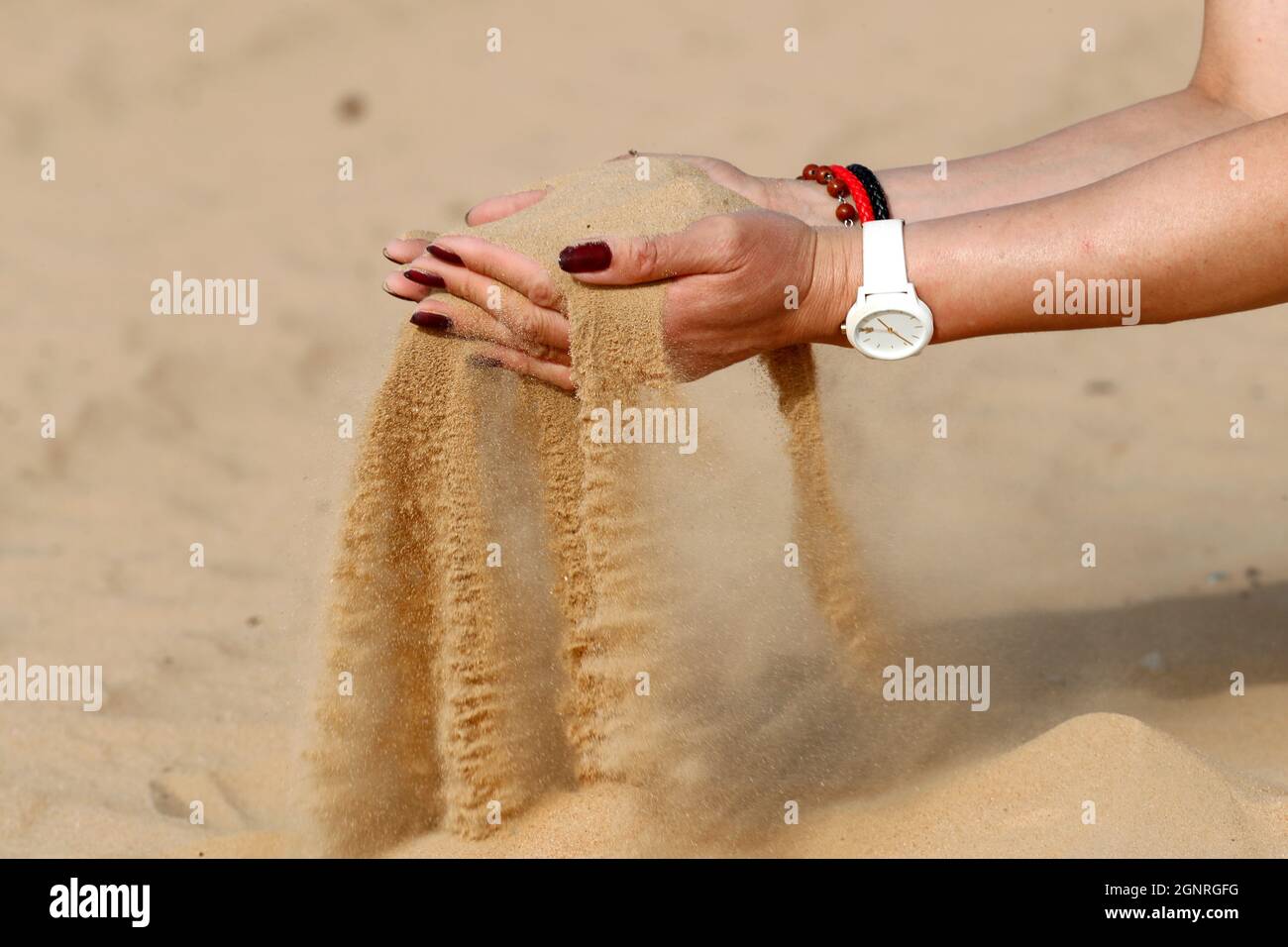 Hands holding sand hi-res stock photography and images - Alamy