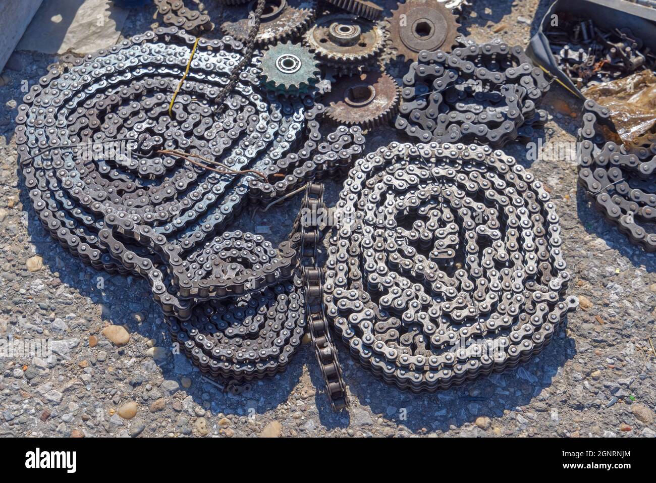 Cogs and chains hi-res stock photography and images - Alamy