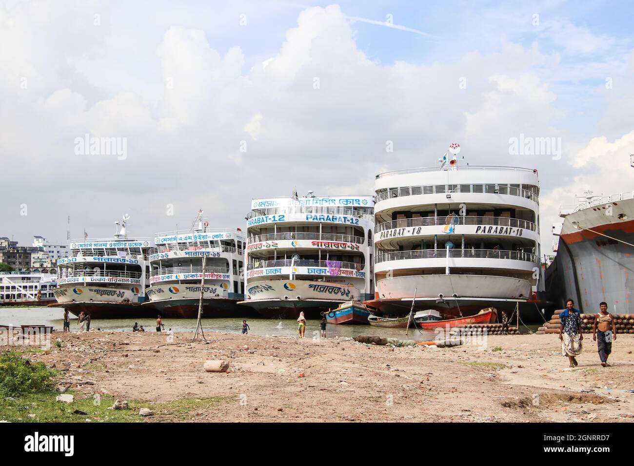 Buriganga river, Dhaka, Bangladesh : The Buriganga river is always busy ...