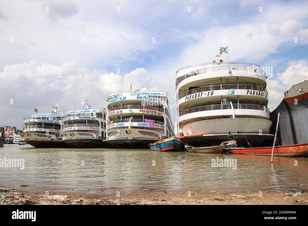 Buriganga river, Dhaka, Bangladesh : The Buriganga river is always busy ...