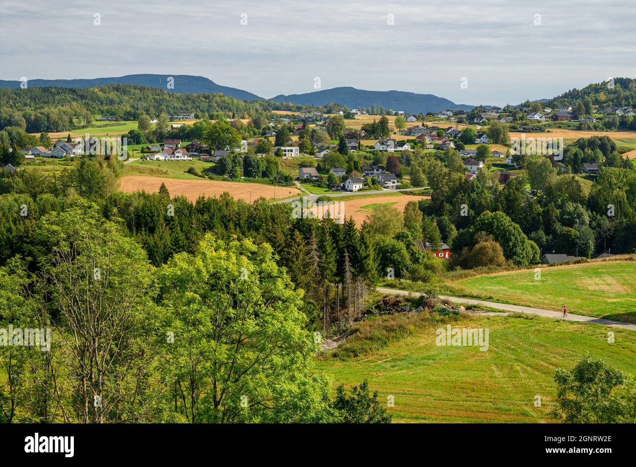 Pretty setting hills houses hi-res stock photography and images - Alamy