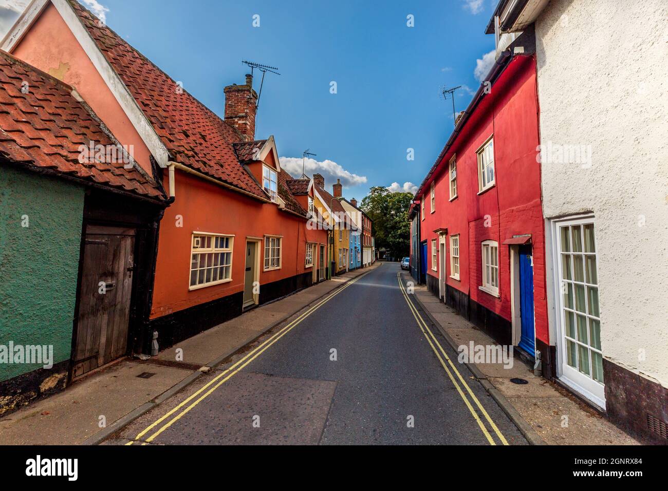 The coloured cottages of Castle Street in Framlingham Village, Suffolk ...