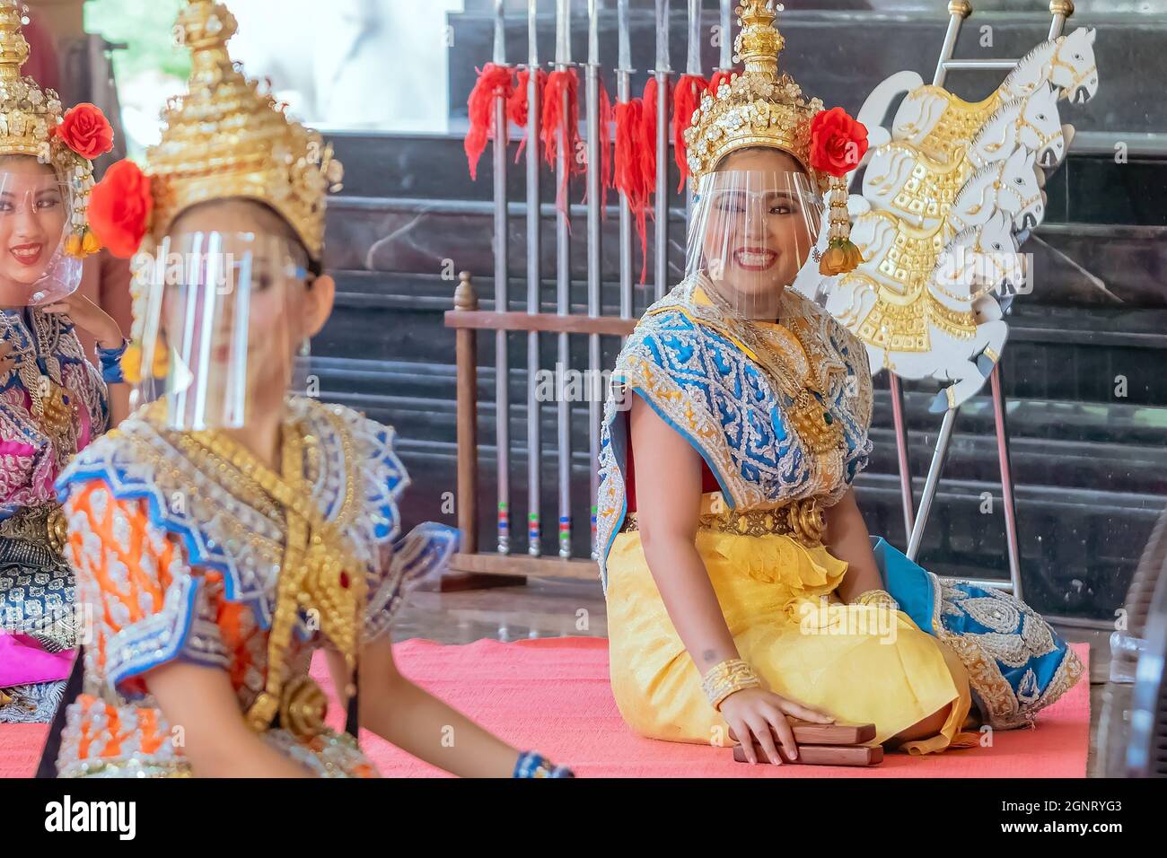 Thai dancers wearing traditional dress hi-res stock photography and ...