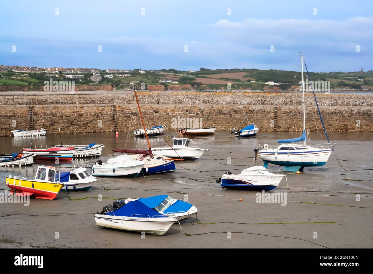 Boats in a Cornish harbour at low tide Stock Photo - Alamy