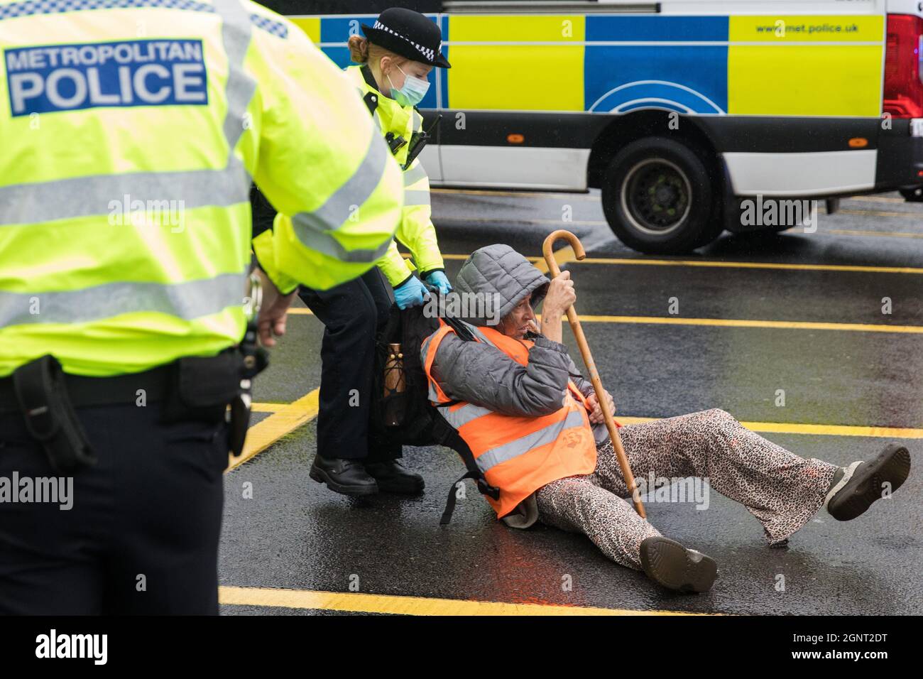 Insulate britain m25 junction 14 hi-res stock photography and images ...
