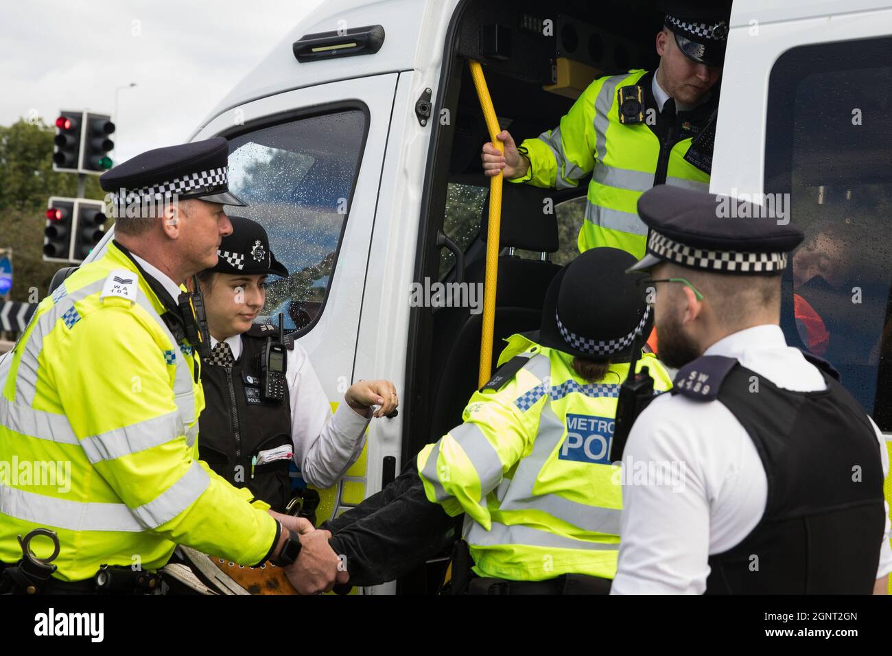 Insulate britain m25 junction 14 hi-res stock photography and images ...