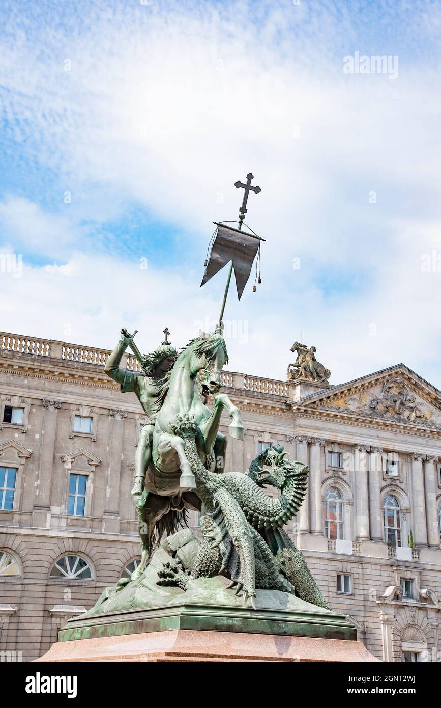 The very delicate 6m high statue of St. George and the Dragon Statue ...