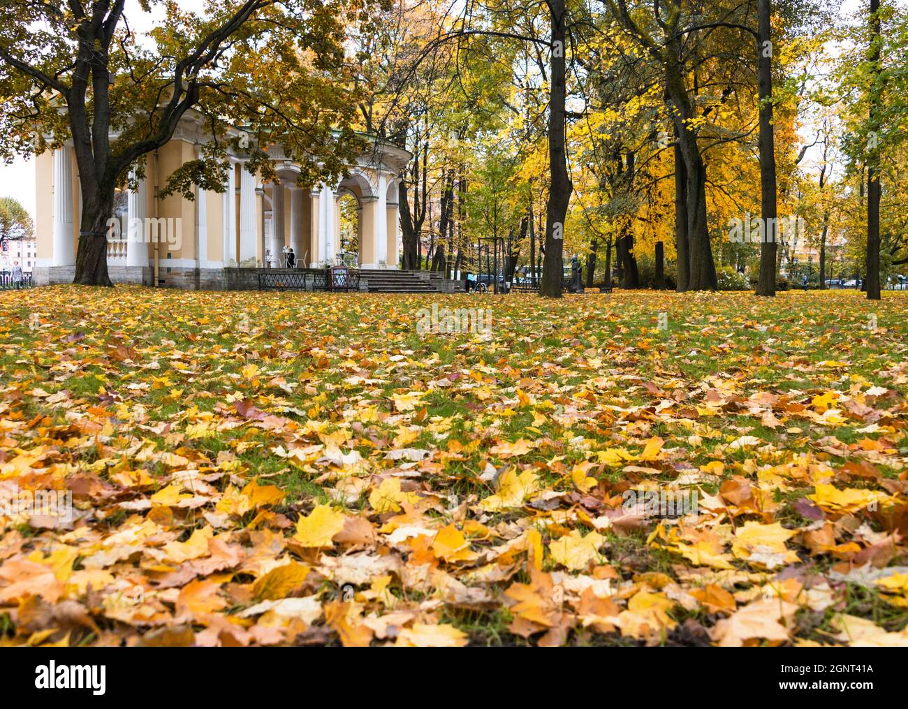 Mikhailovsky Garden (Mikhailovsky Sad) and Rossi Pavilion in the autumn ...
