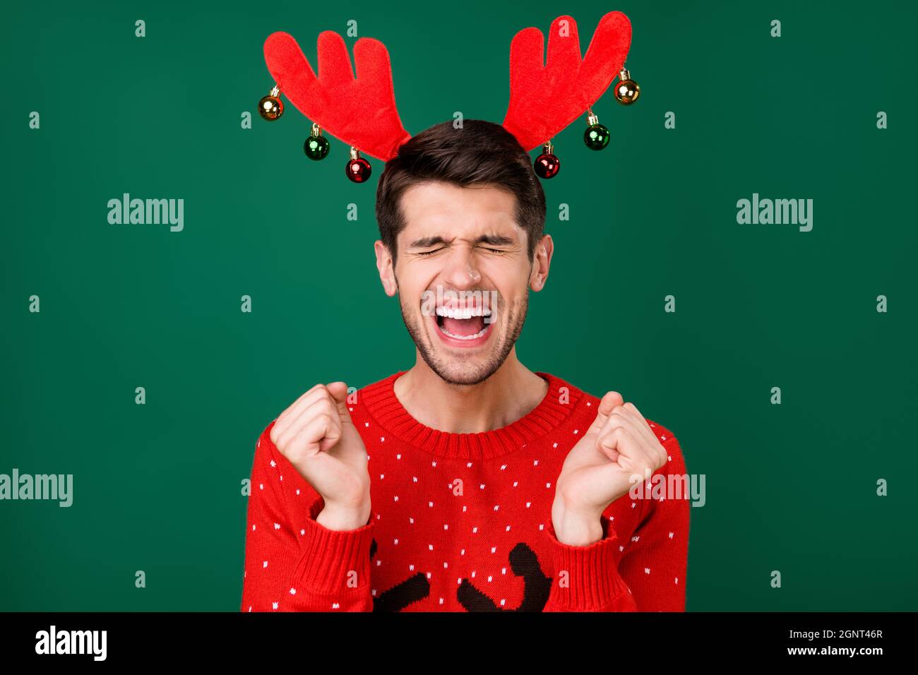 Photo portrait man in red knitted sweater with reindeer horns shouting ...