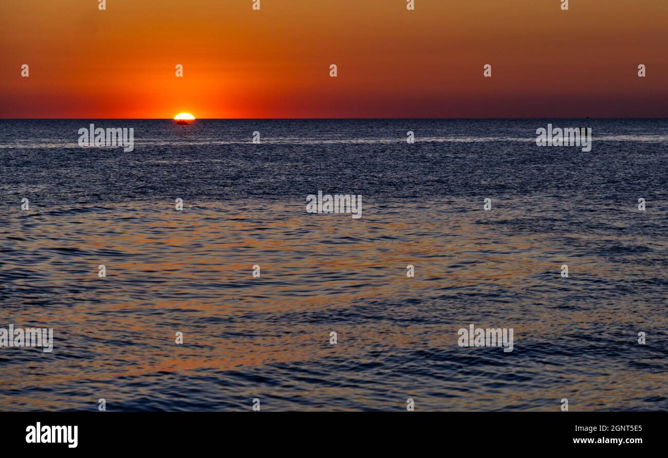 Sun disappearing below the Lake Michigan horizon Stock Photo - Alamy