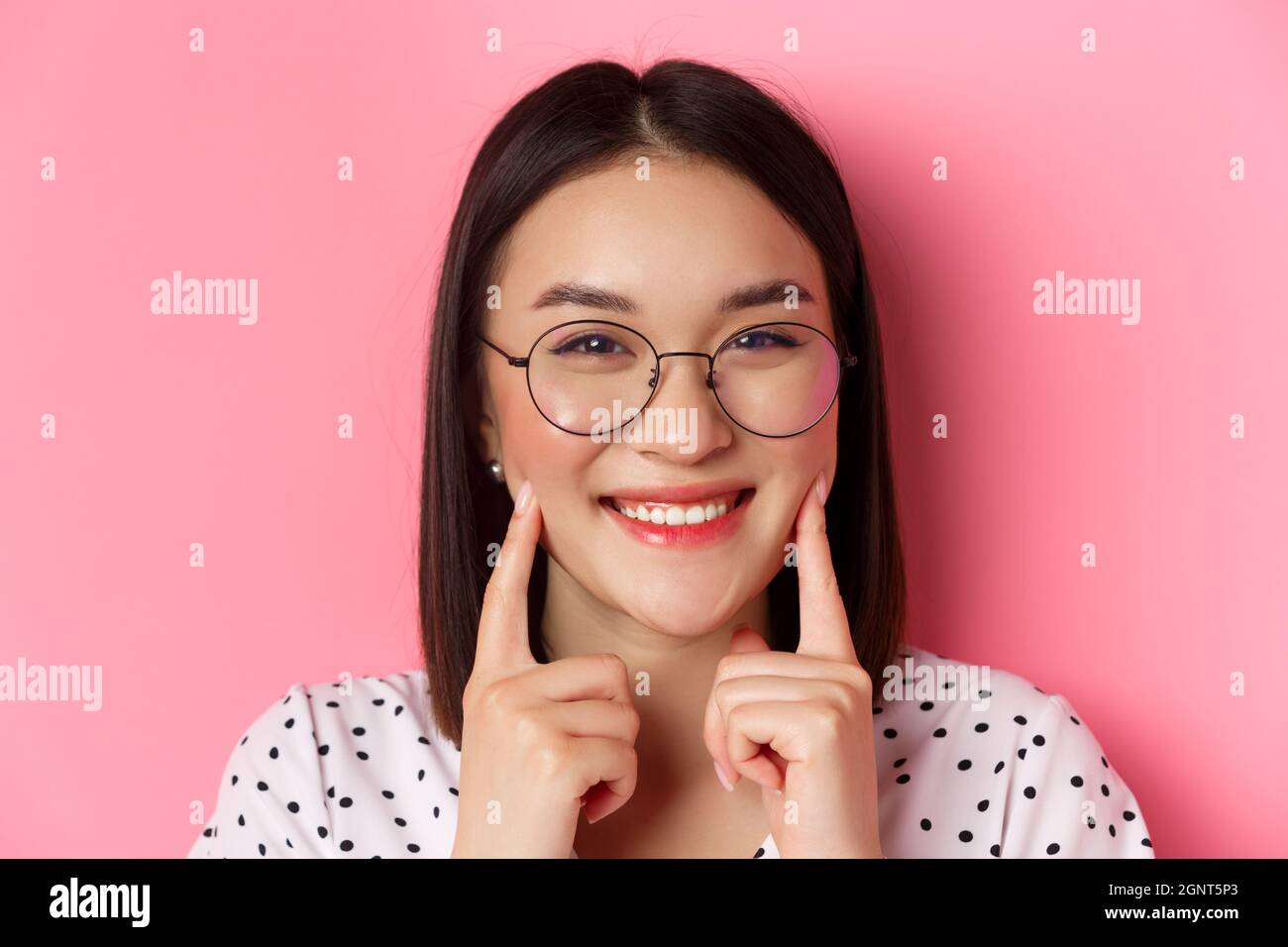 Beauty concept. Headshot of adorable asian girl in trendy glasses ...