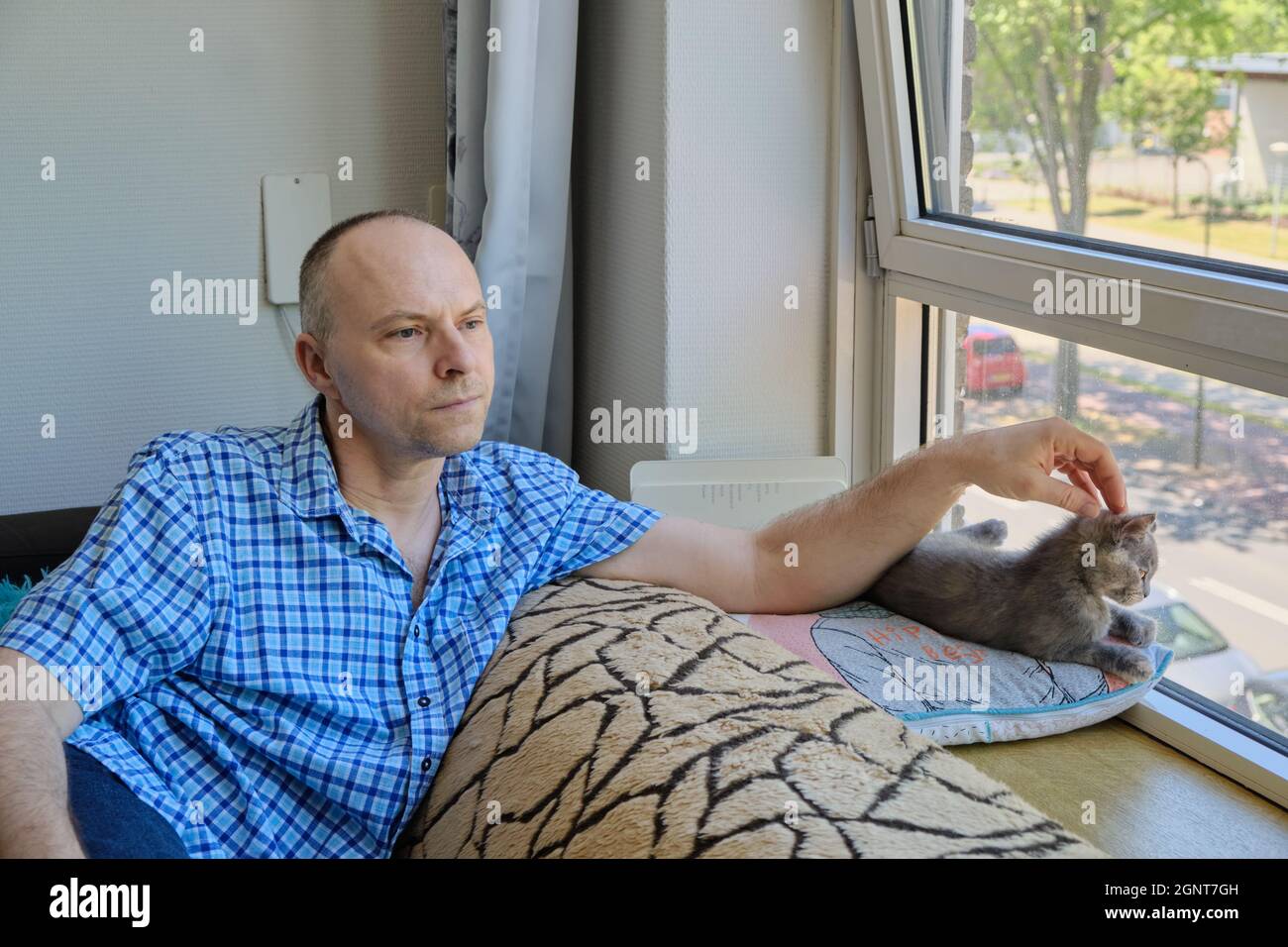 Old man looks out the window hi-res stock photography and images - Alamy