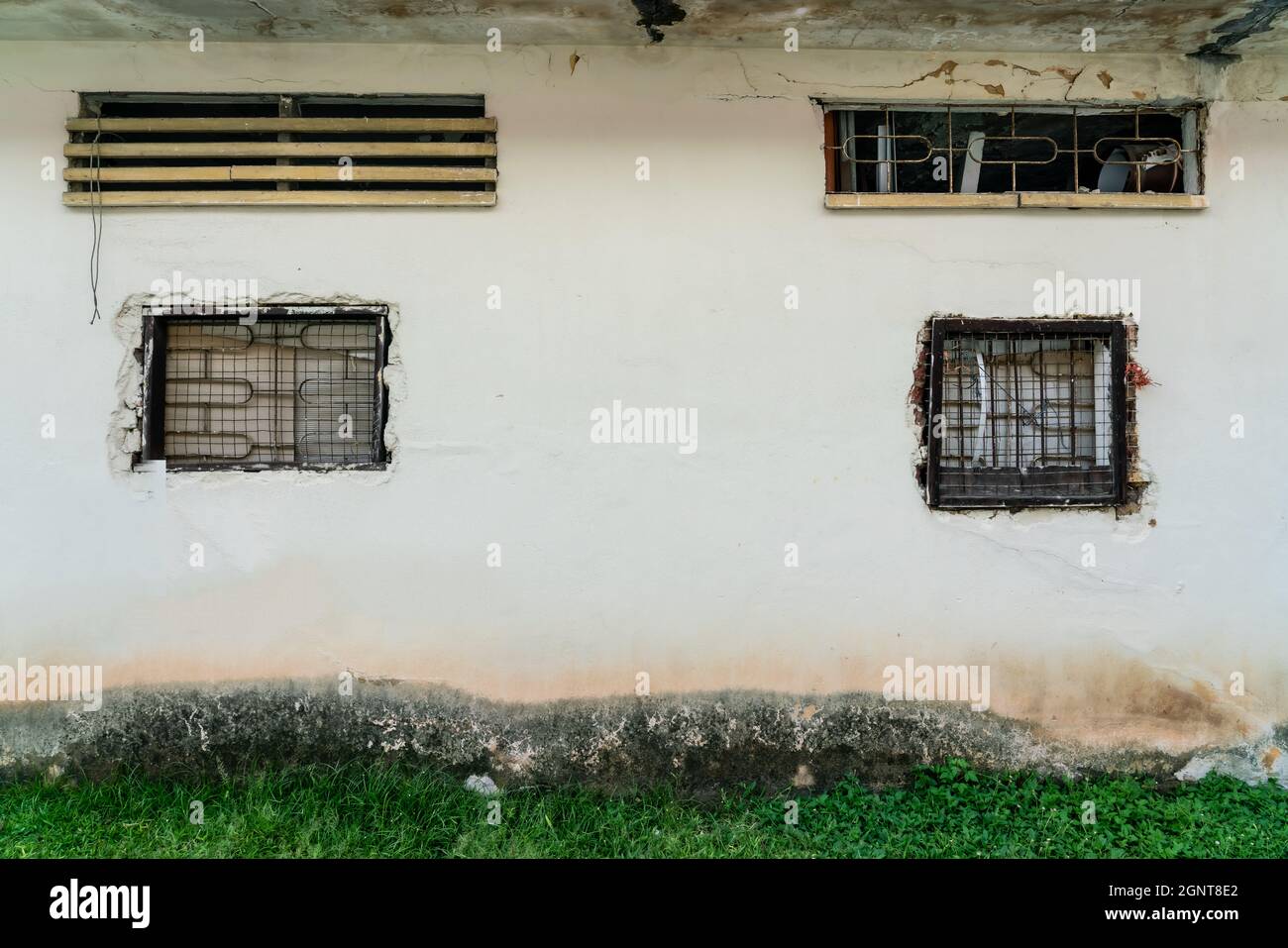 Windows with metal grids hi-res stock photography and images - Alamy