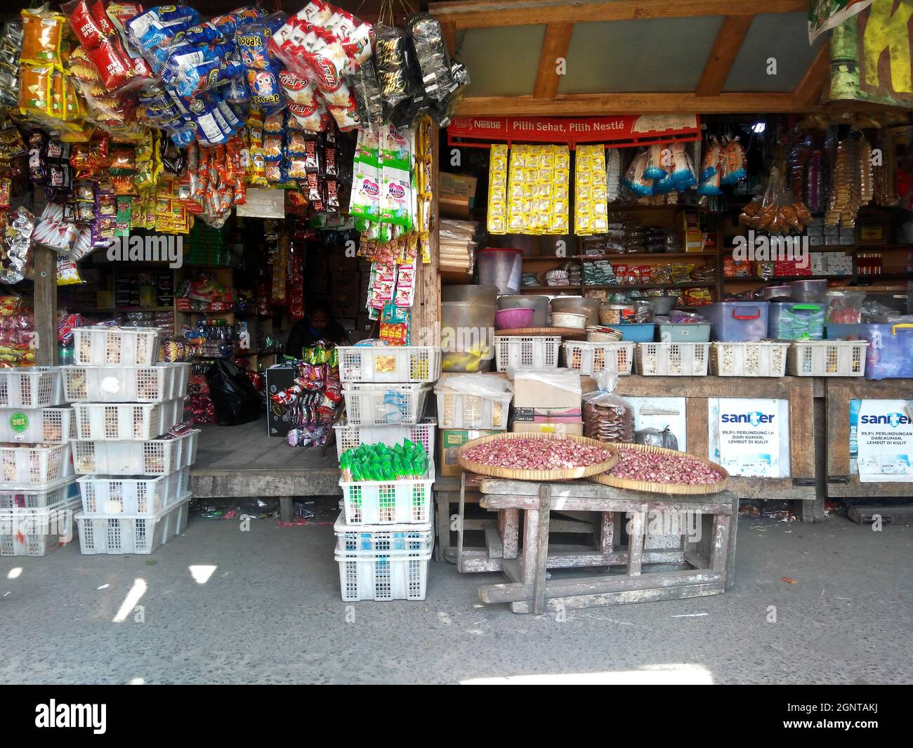 a little store in a traditional Indonesian market Stock Photo - Alamy