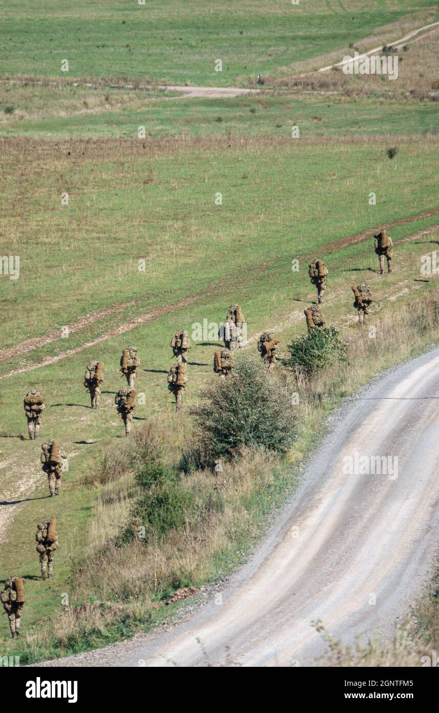 british army GCC infantry soldiers on a 4km tab carrying 40kg across ...