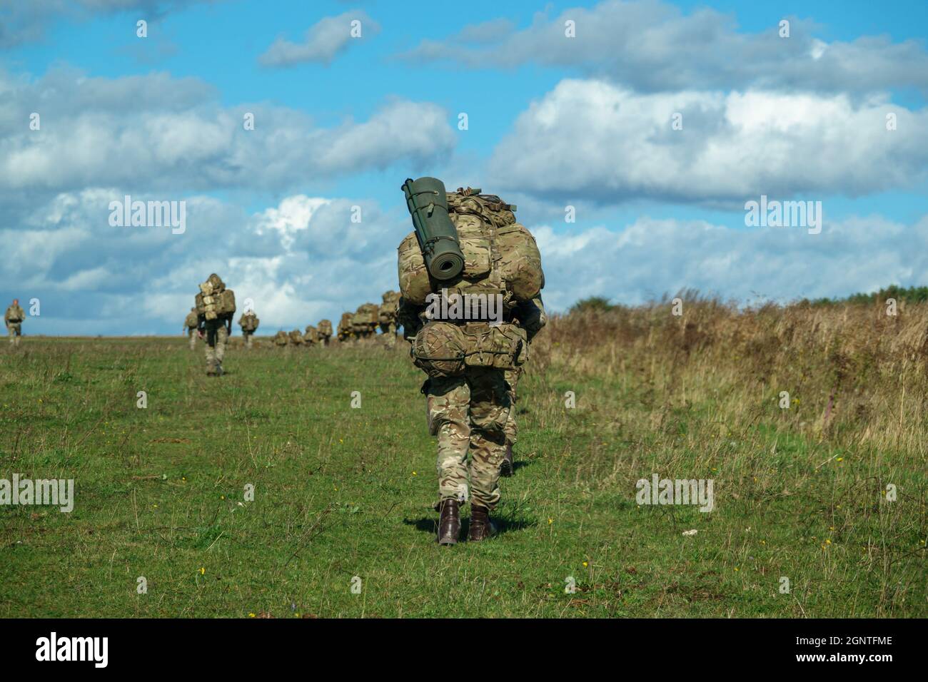 british army GCC infantry soldiers on a 4km combat training test tab ...