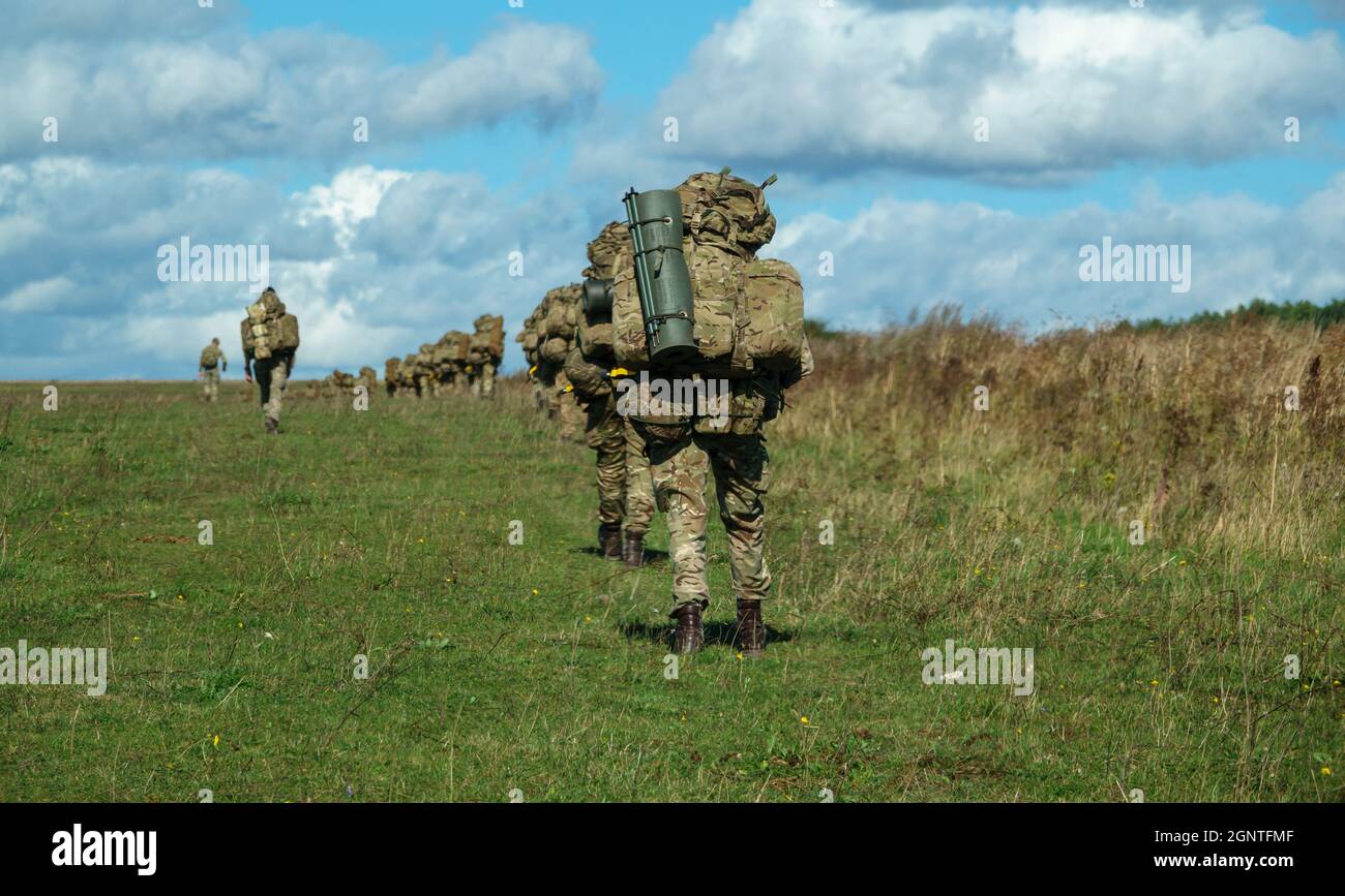 british army GCC infantry soldiers on a 4km combat training test tab ...