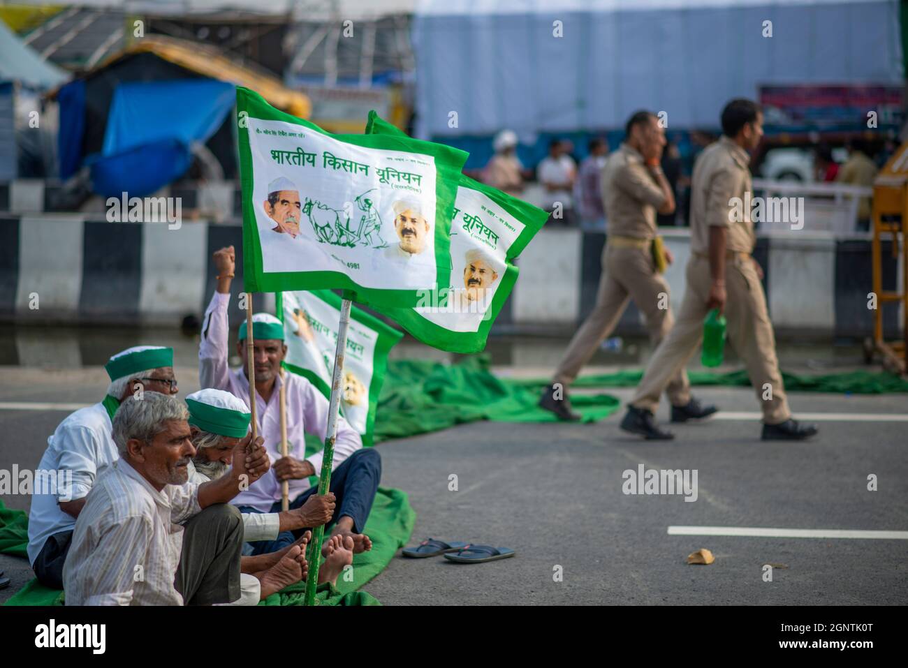 Indian farmer holding indian flag hi-res stock photography and images ...