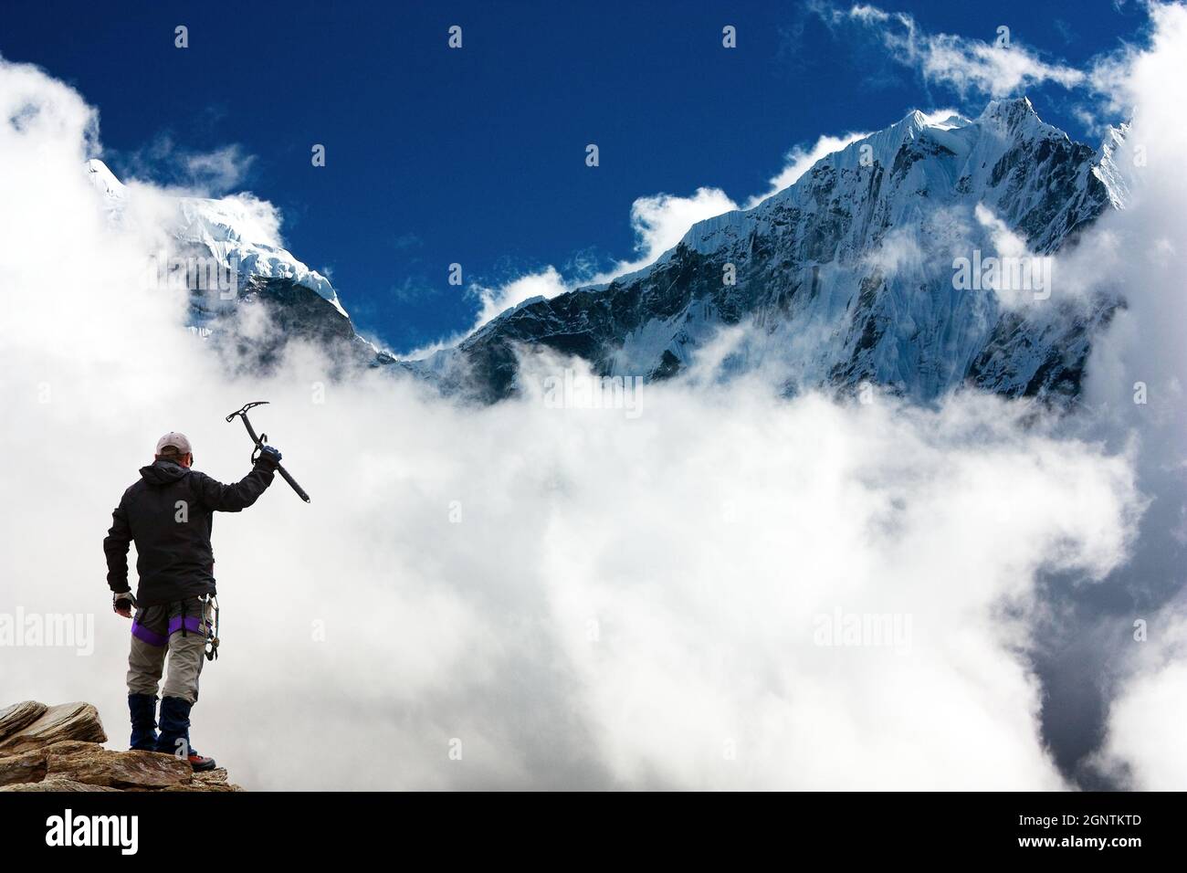 Nepali man in the himalaya nepal hi-res stock photography and images ...