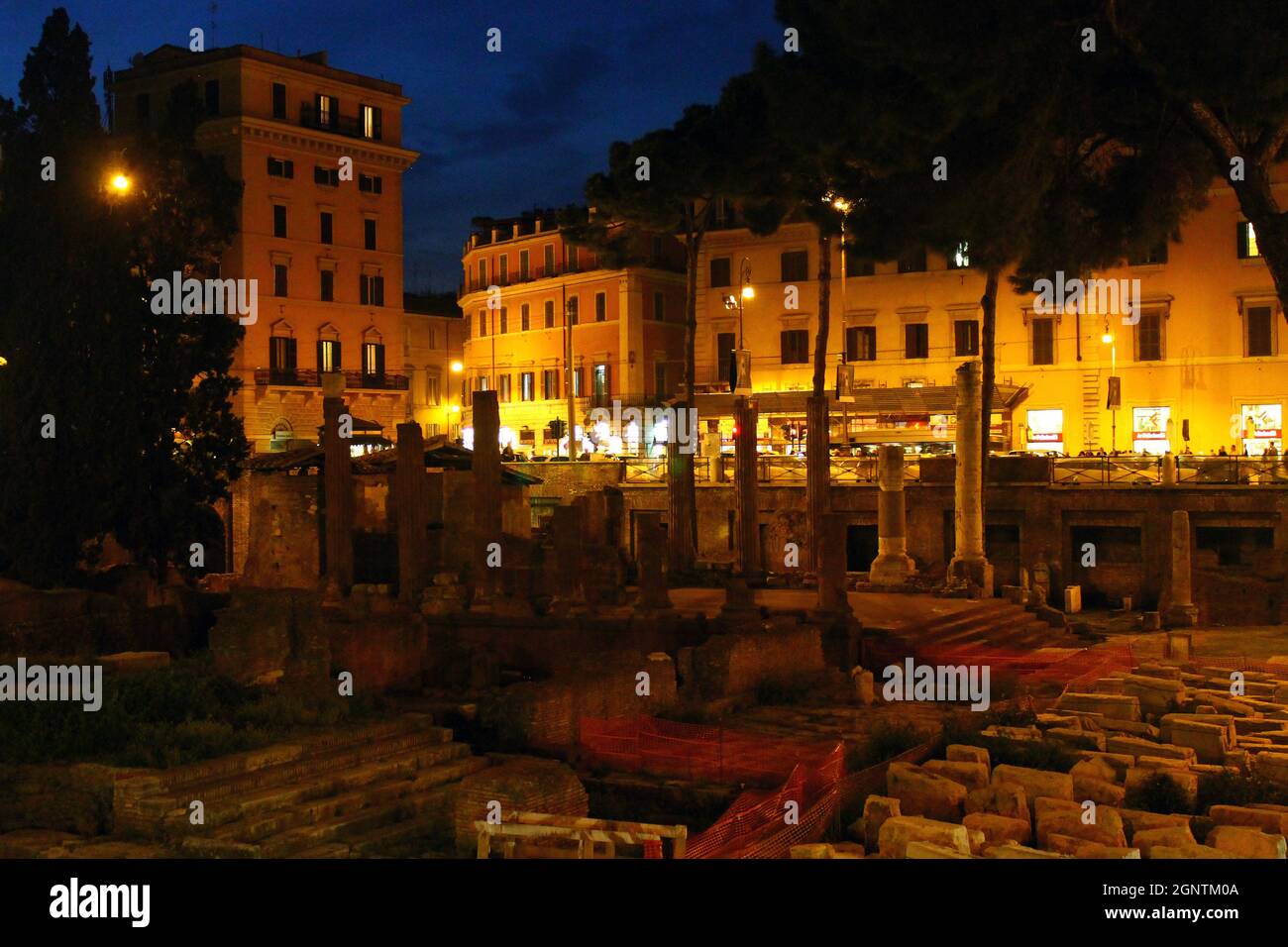 A night in Rome with all the history of the ancient forums in Italy ...