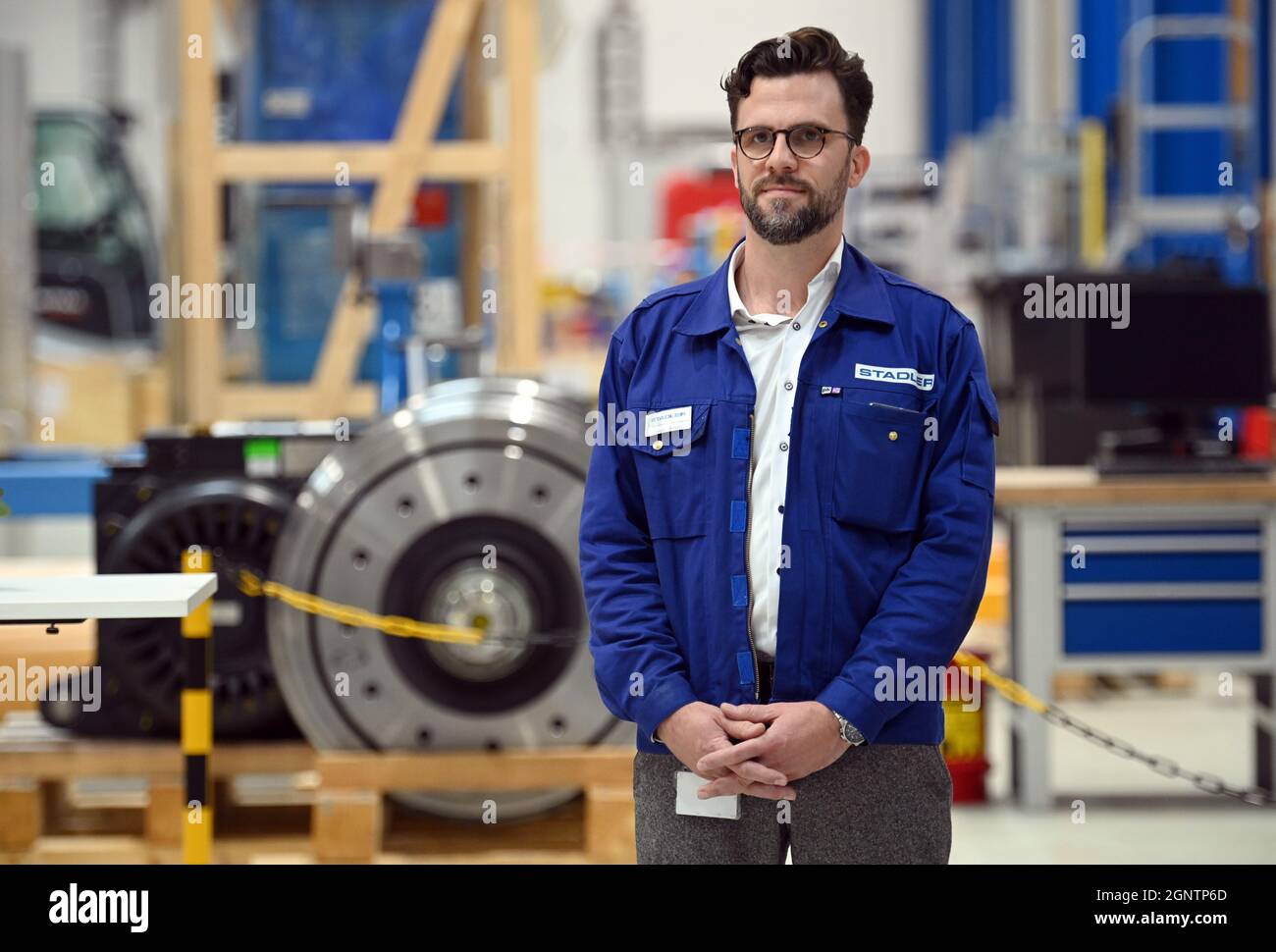 27 September 2021, Brandenburg, Schönwalde-Glien: Site manager Thorsten ...