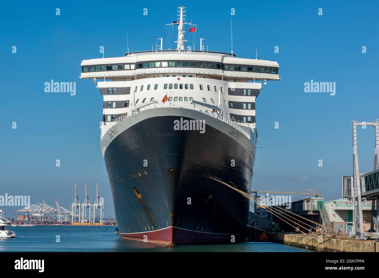 Cunard cruise liner queen elizabeth alongside at the port of ...